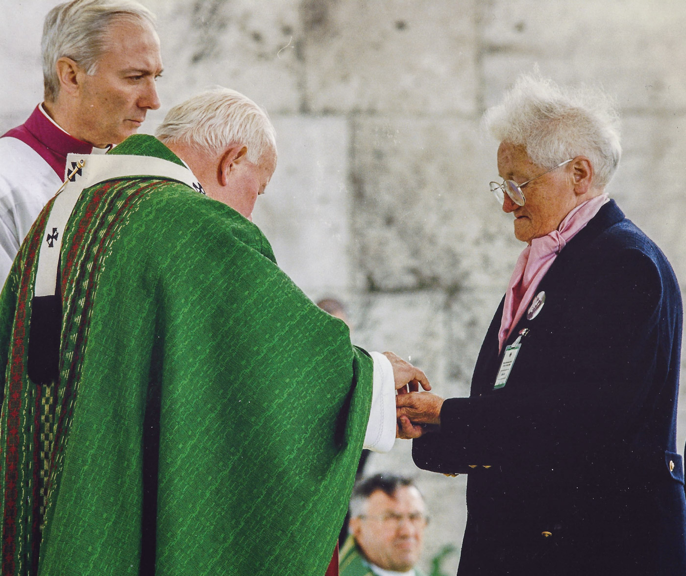 v. l.: Zeremoniar Piero Marini, Papst, Maria Leisner | IKLK ...